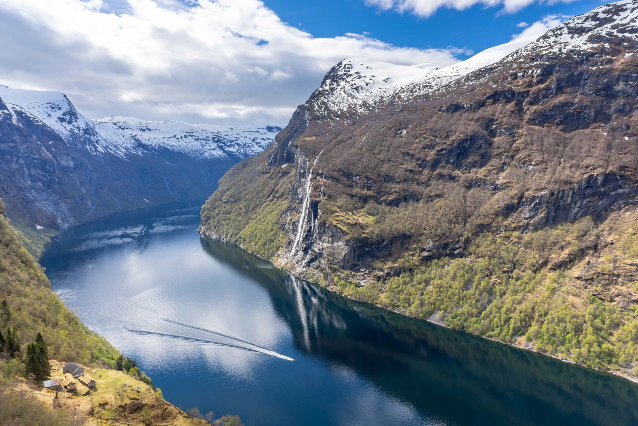 View,Of,Geirangerfjord,And,Skageflå,Mountain,Farm,With,The,Seven - Serieliv